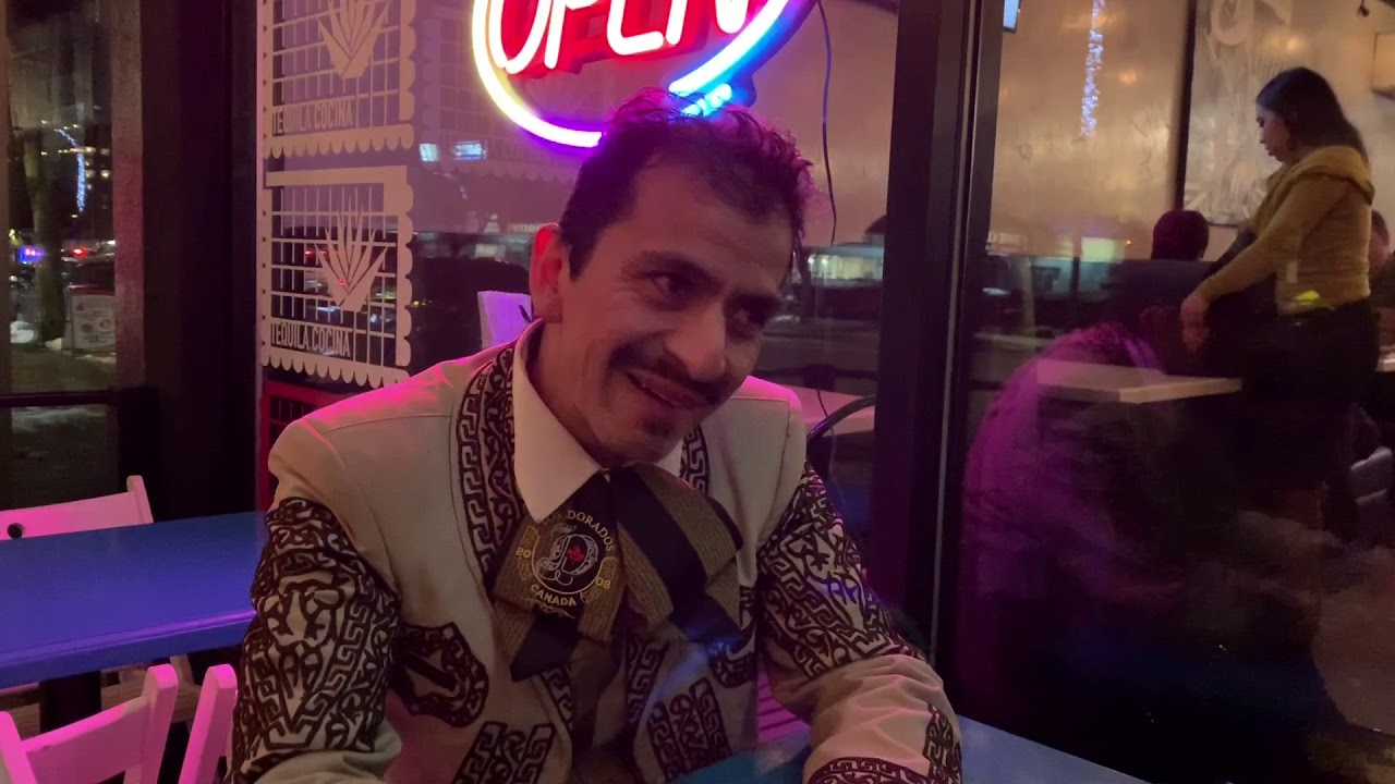 Alex Alegría el mariachi bajo la nieve - YouTube