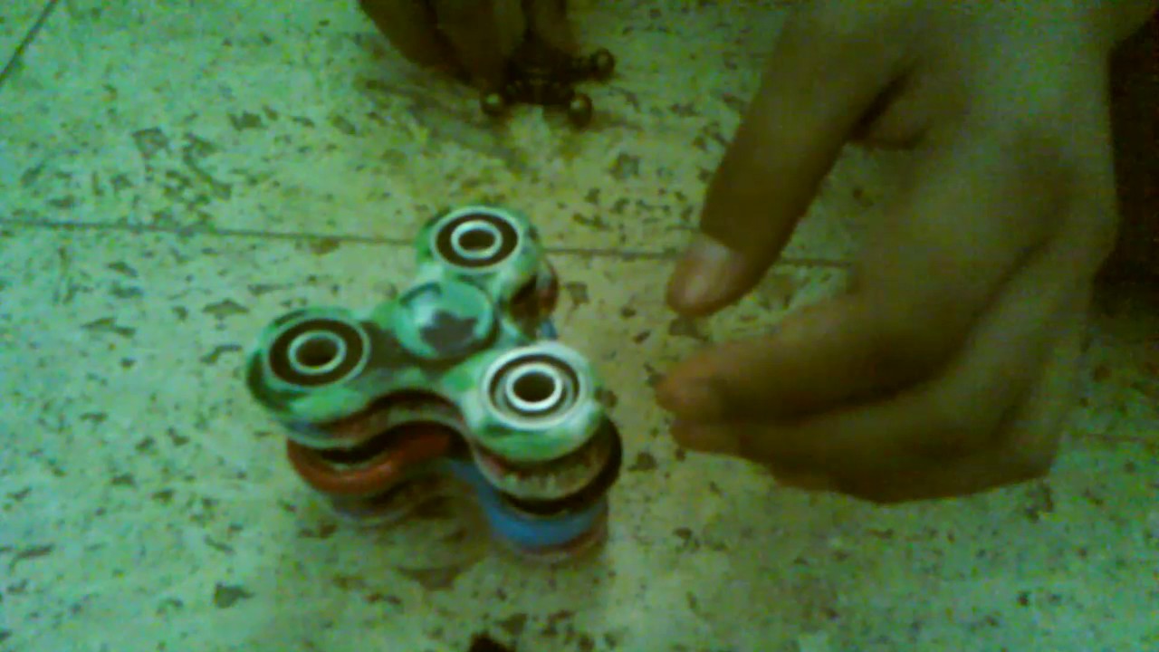 Fidget spinner war - YouTube