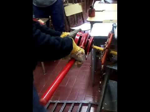 Cómo hacer rosca con la roscadora manual - YouTube