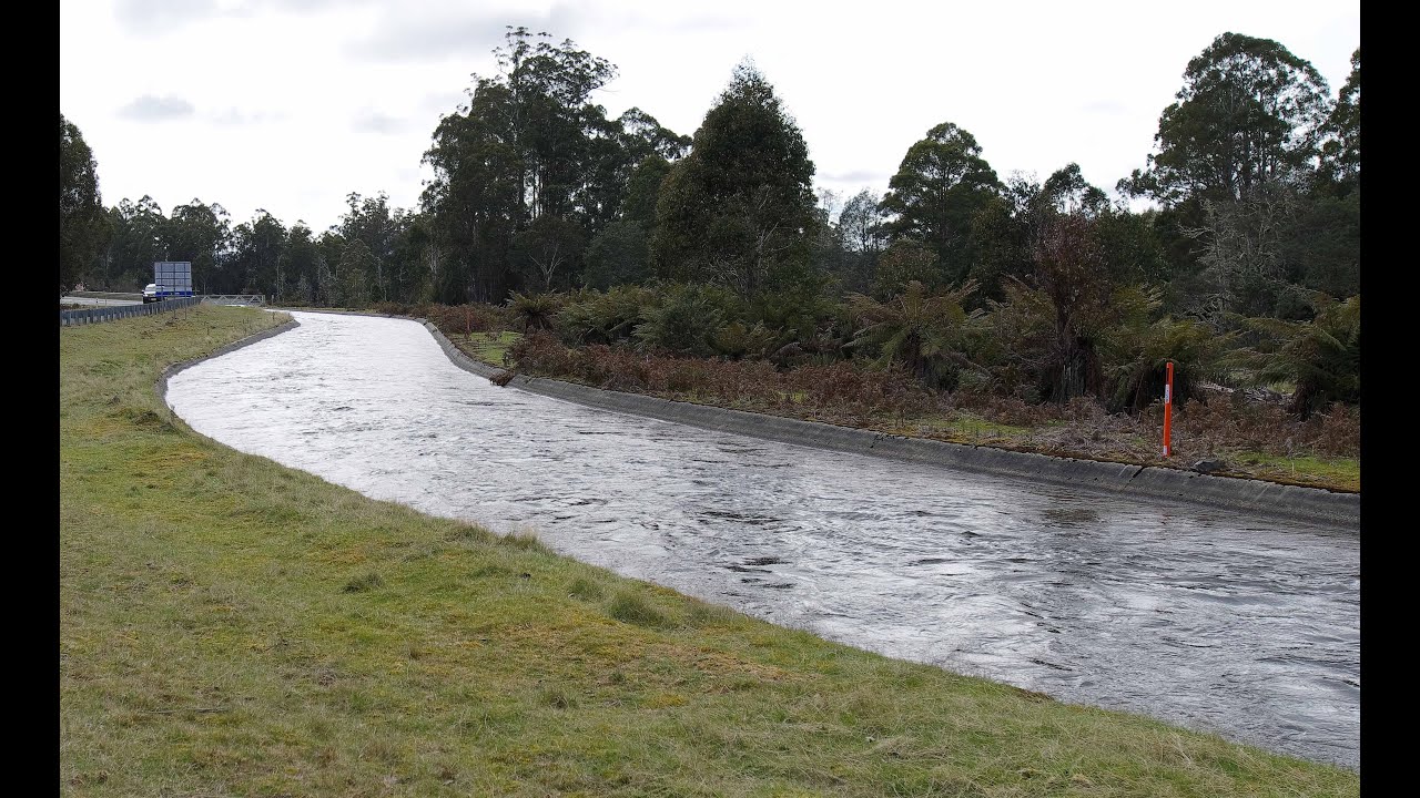 On the relevance of the Morton number on the hydraulic modelling of ...