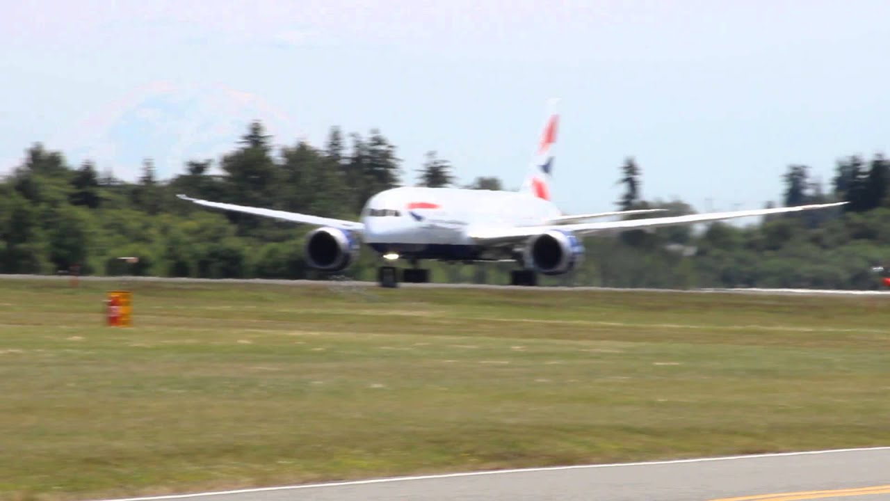 787-8 Doing a High Speed Brake Test at KPAE - YouTube