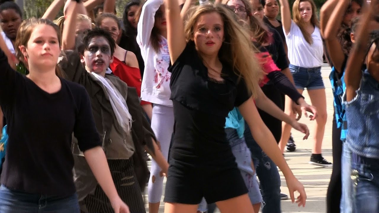 Halloween flash mob performs Michael Jackson's 'Thriller' - YouTube