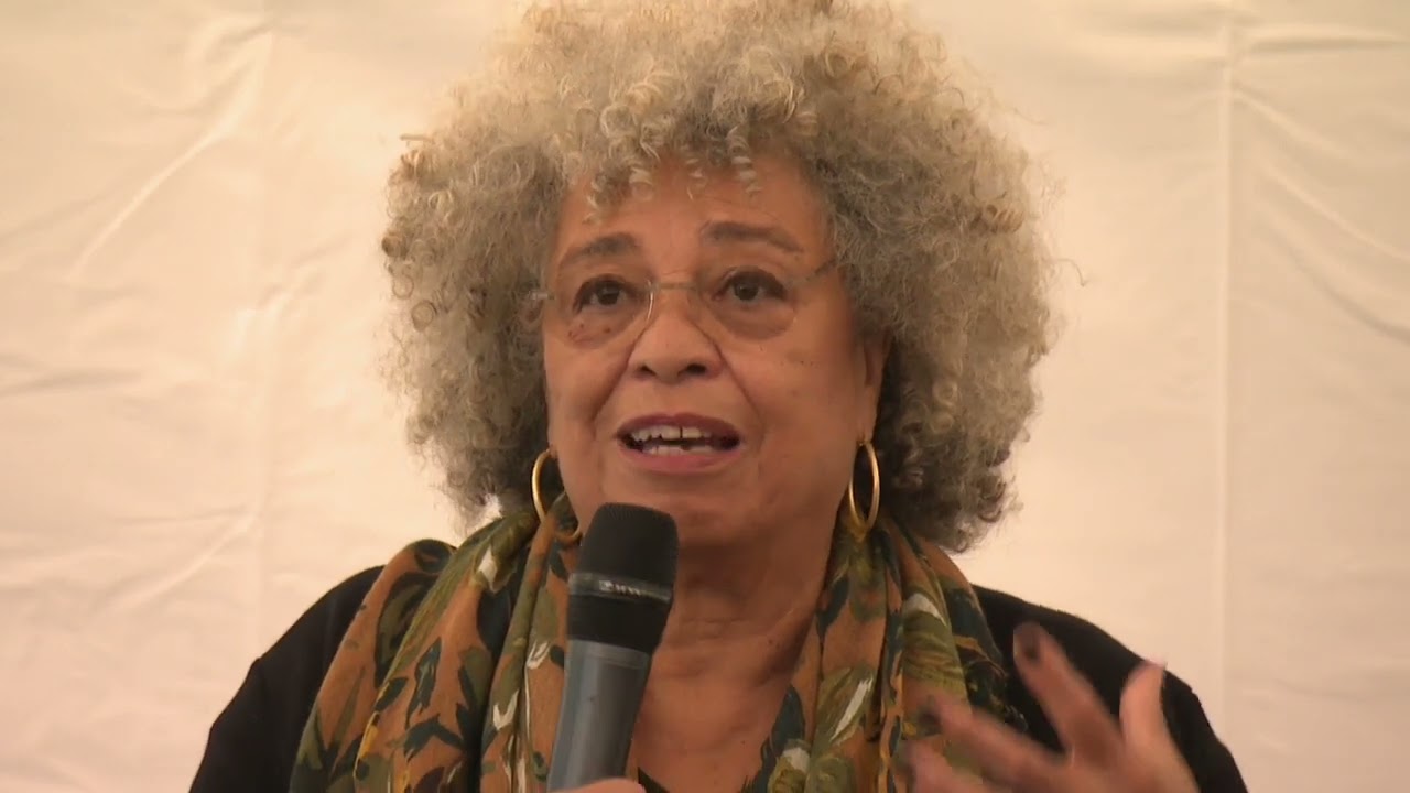 La militante Angela Davis à la rencontre de la jeune génération ...