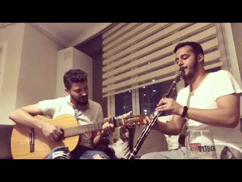 Enes batur şarkı söyliyor kum gibi