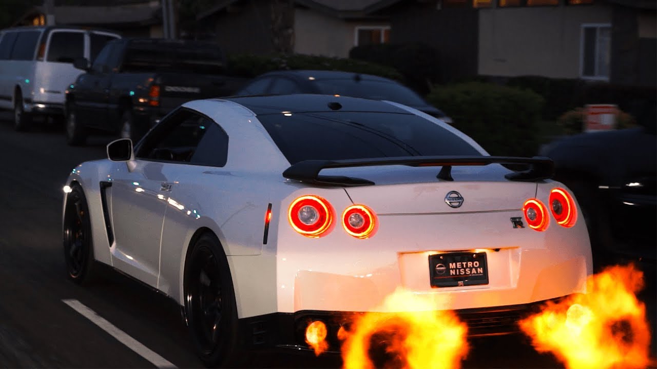 R35 GTR Blowing O's (flame map) - YouTube