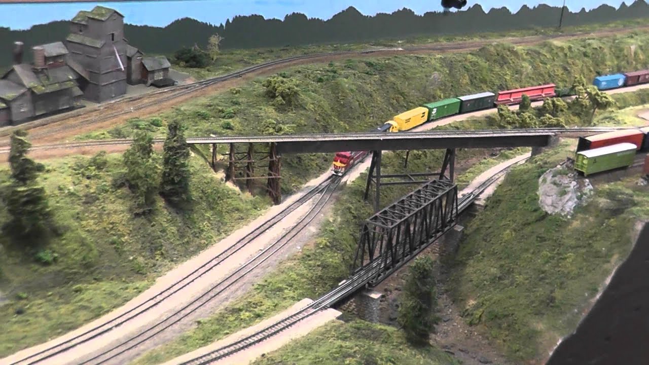 N scale Layout, Main Line action @ Monroe Train Show - YouTube