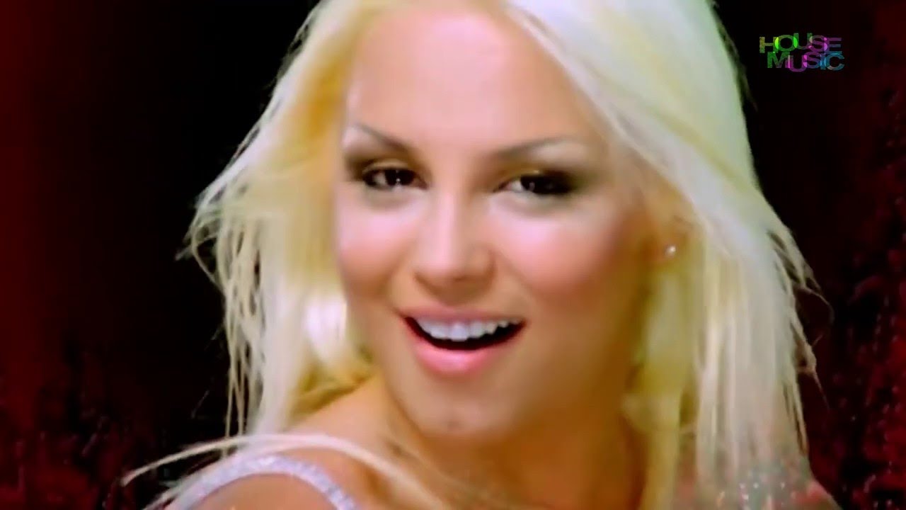 Ayça Yıkılıyo Official Video - YouTube