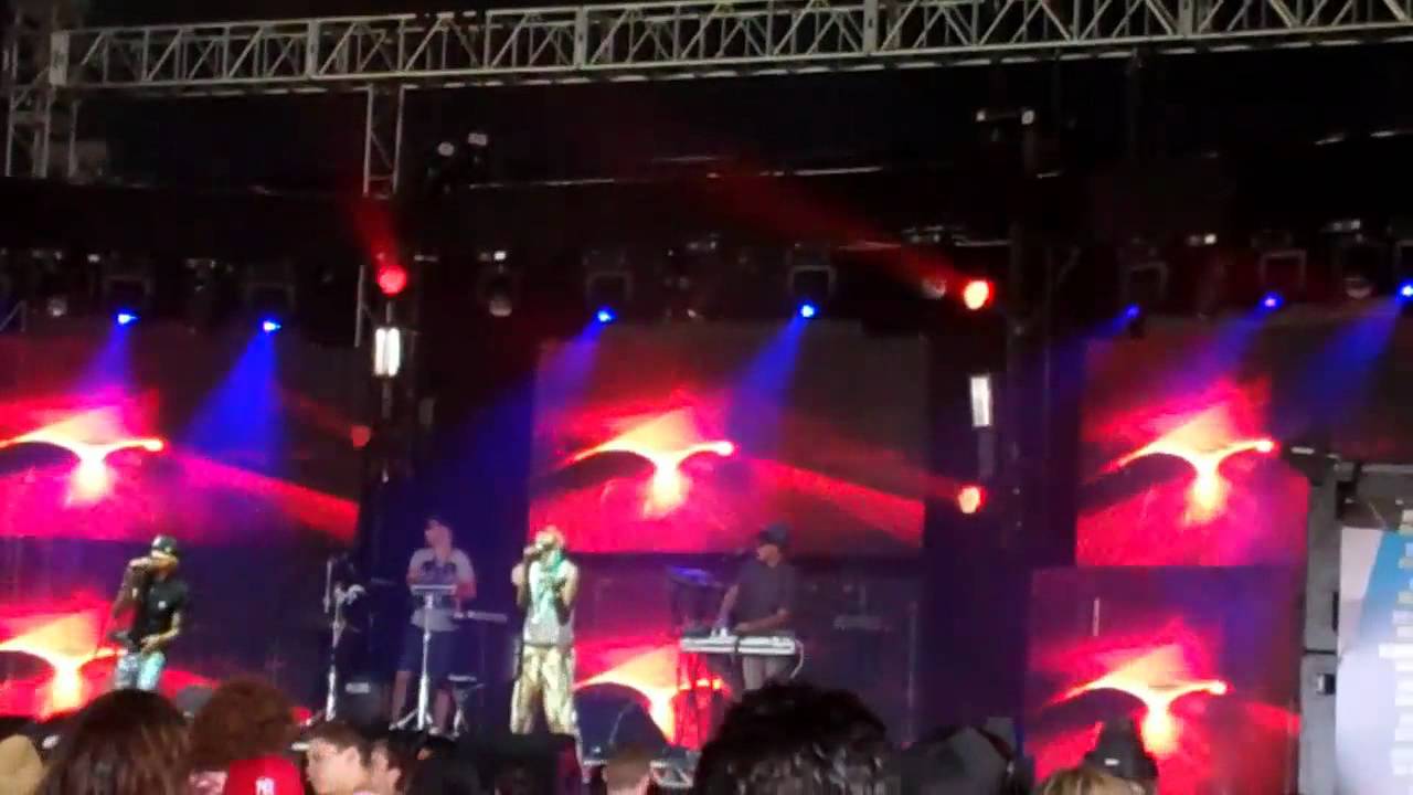 azari + III future music festival brisbane 2012 - YouTube