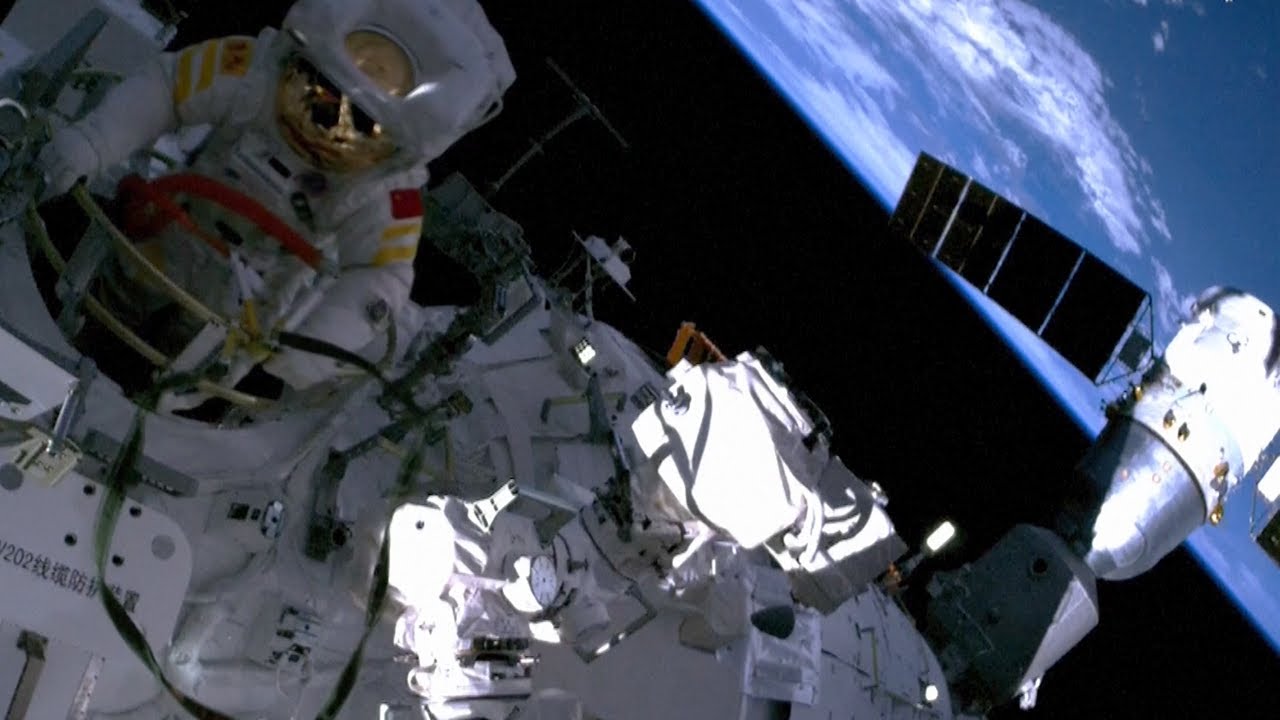 Shenzhou-14 astronauts complete second spacewalk - YouTube