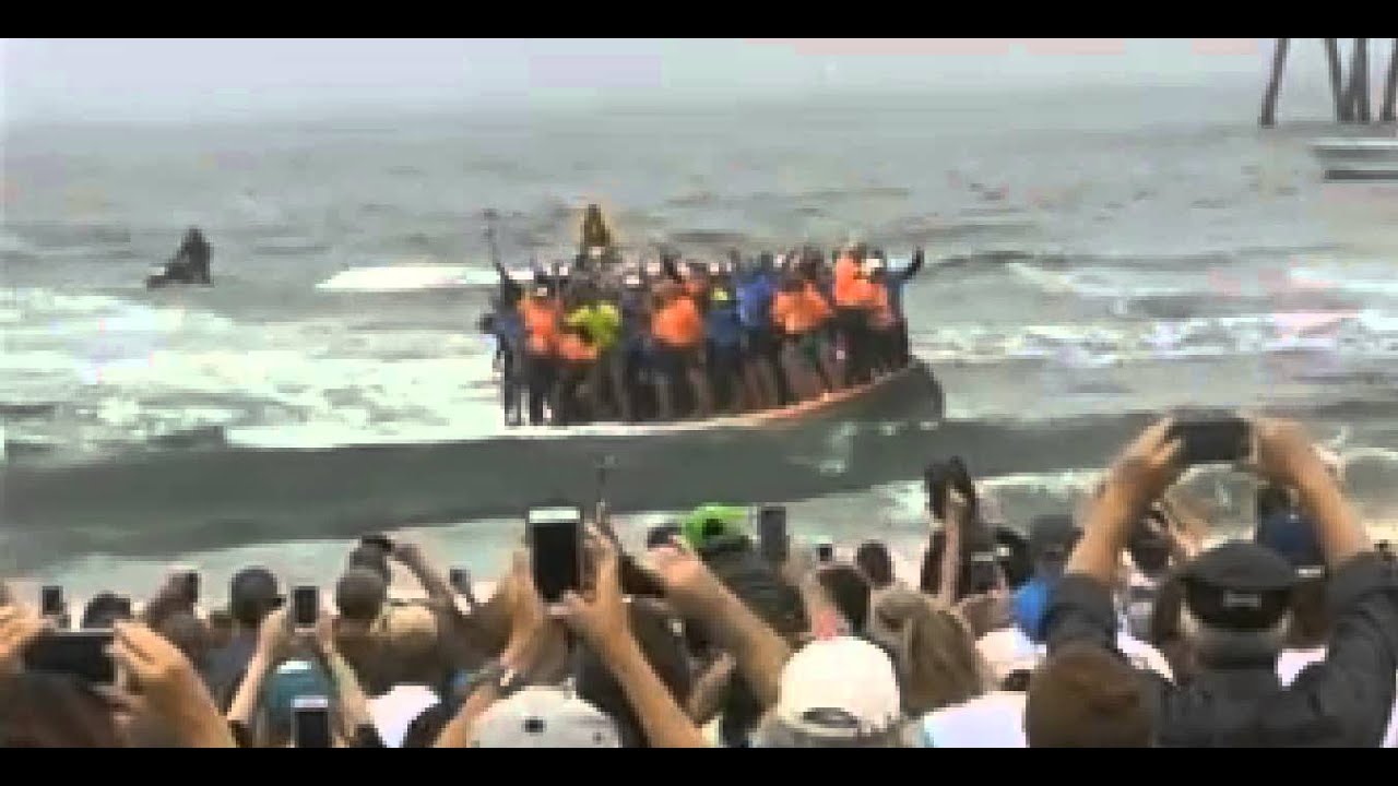 Sesenta y seis locos del surf cogiendo olas sobre una misma tabla - YouTube