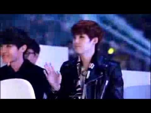 131114 BTS SUGA&J HOPE&V are IU FANBOYS!