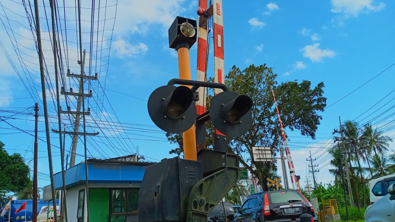 Perlintasan Kereta Api || JPL 02 - Indonesian Railroad Crossings - YouTube