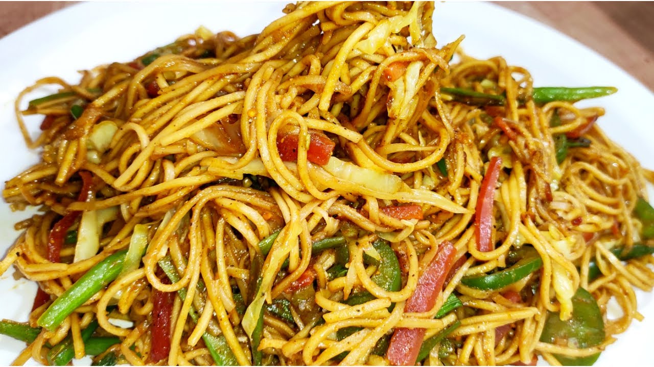 घर पर आसान तरीके से बनाये चाउमीन। Chowmein Recipe। Veg Chowmein Recipe ...