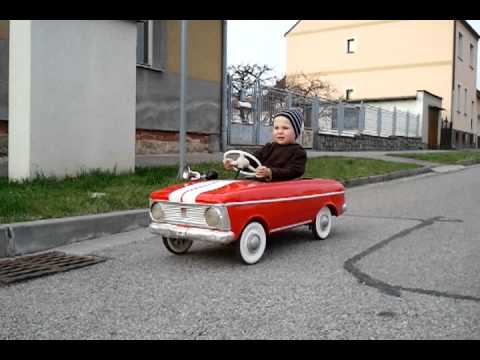 Šlapací autíčko Moskvič po renovaci - YouTube