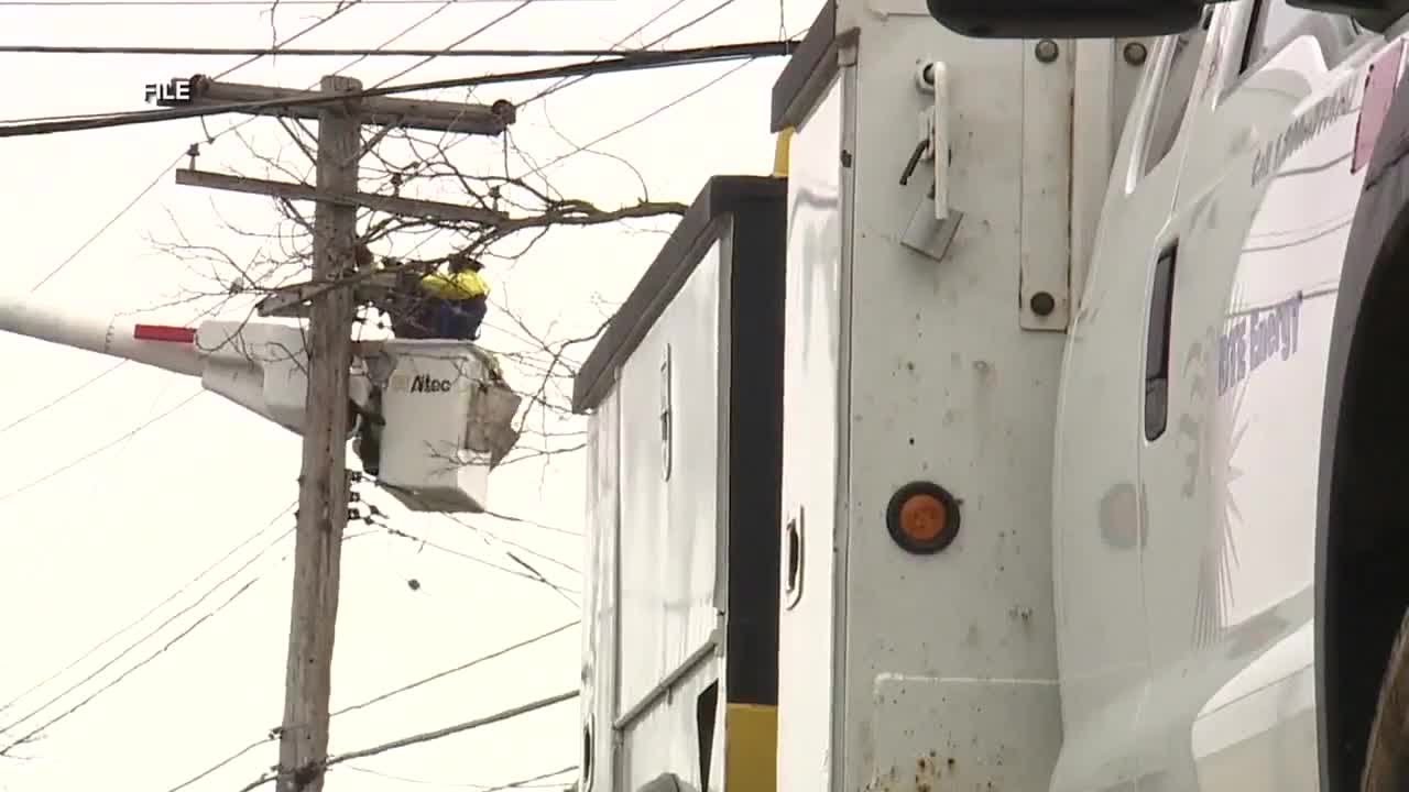 DTE Energy crews prep for winter storm headed for metro Detroit - YouTube