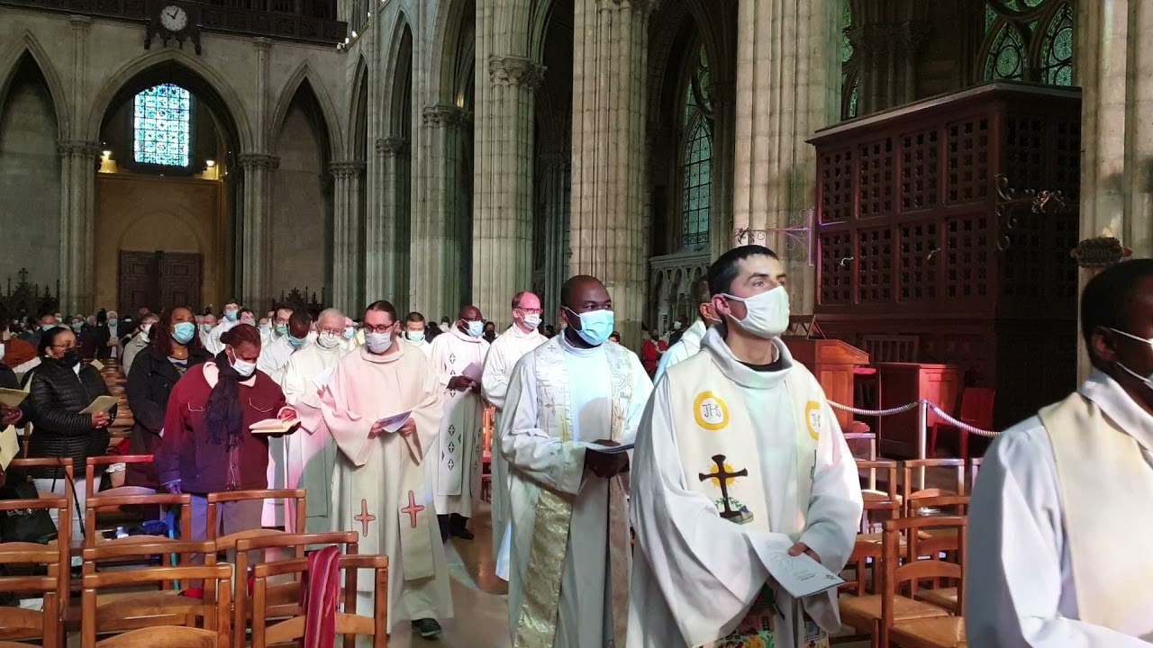 Procession d'entrée de la messe chrismale 2021 - Basilique de Saint ...