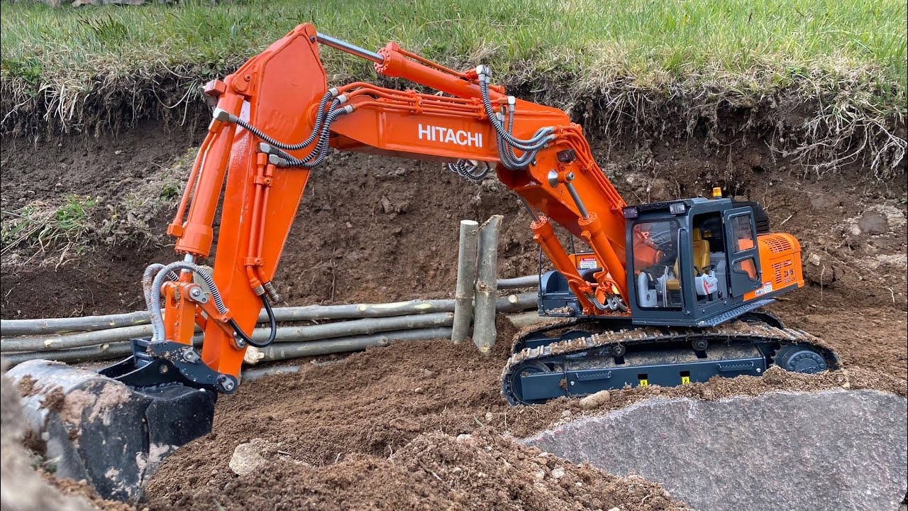 HITACHI 350 RADIOCOMANDATO || riempimento palificata di contenimento ...