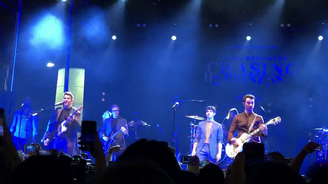 Jonas Brothers - SOS @ Chasing Happiness Premiere - YouTube