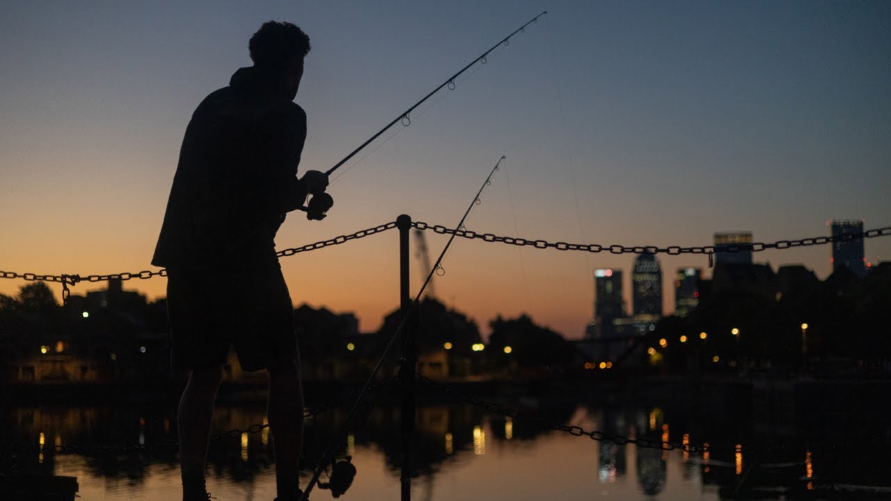 CARP FISHING IN LONDON - Night time surface fishing - YouTube