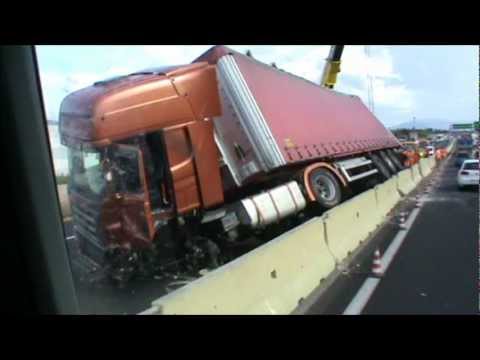 Scania r truck crash - Camion Tir incidente in autostrada A11 - YouTube