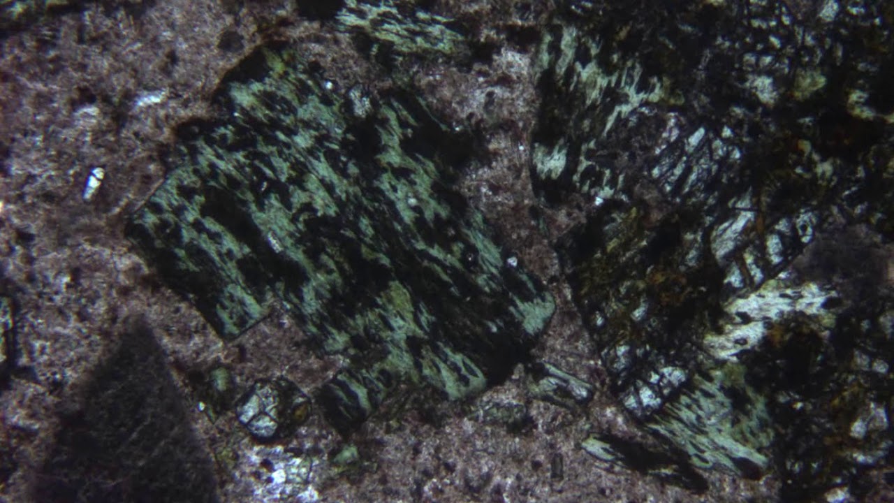 Chlorite au microscope polarisant (LPNA) - YouTube
