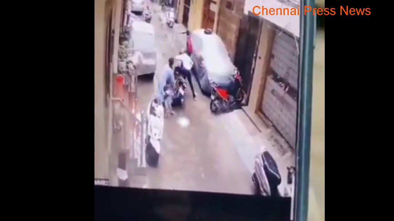 Mother rescuing her daughter from the clutches of armed kidnappers ...