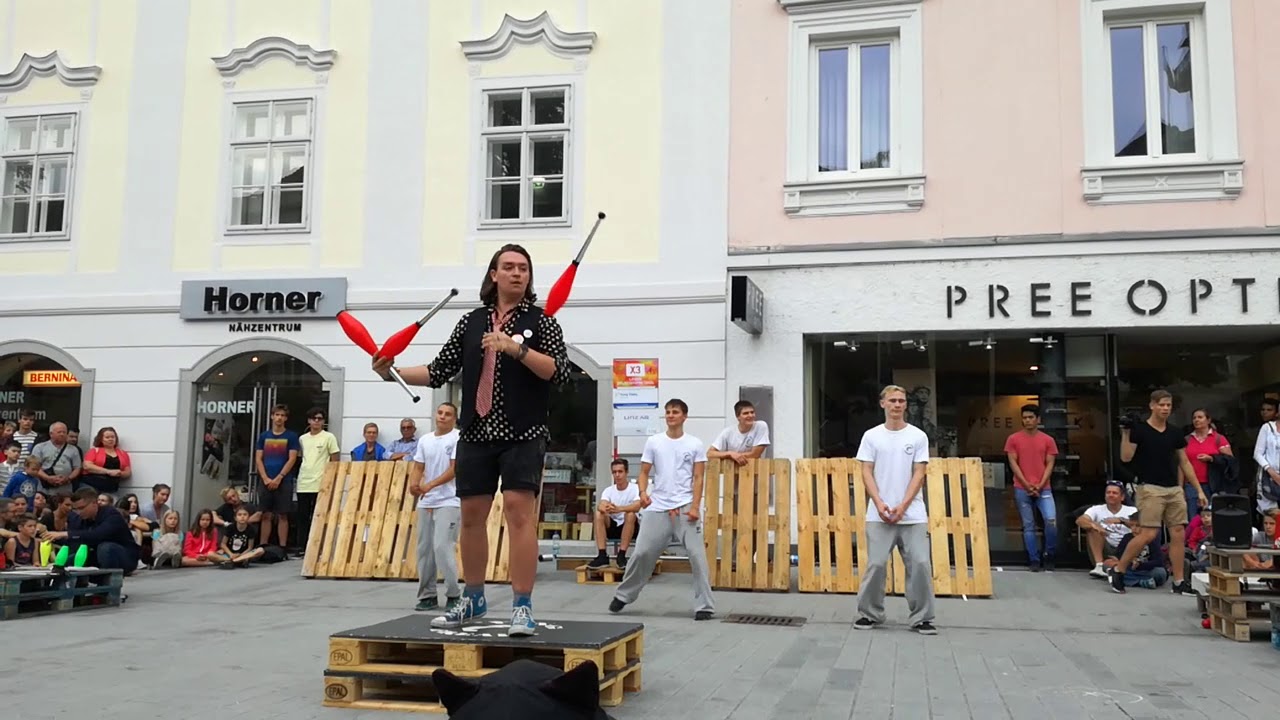 Flying Freaks @Pflasterspektakel Linz ( Jonglageteil 2 Promenade ...
