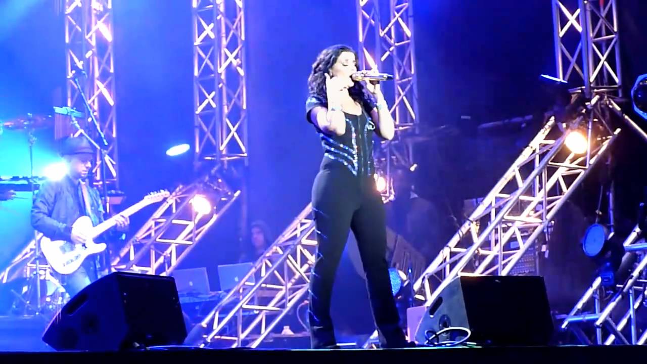 Nelly Furtado - Girlfriend ( In This City ) LIVE - Orange Warsaw ...