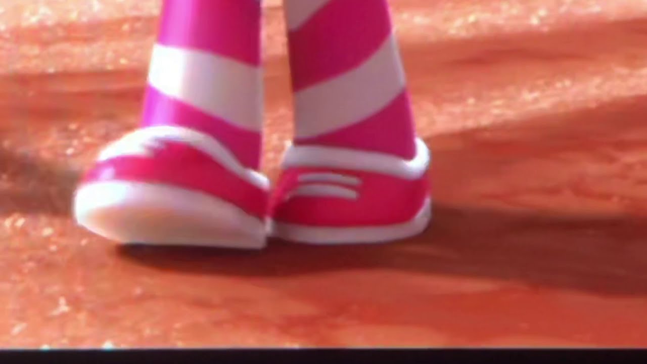 Close-up of Taffyta’s feet walking (30-second loop) - YouTube