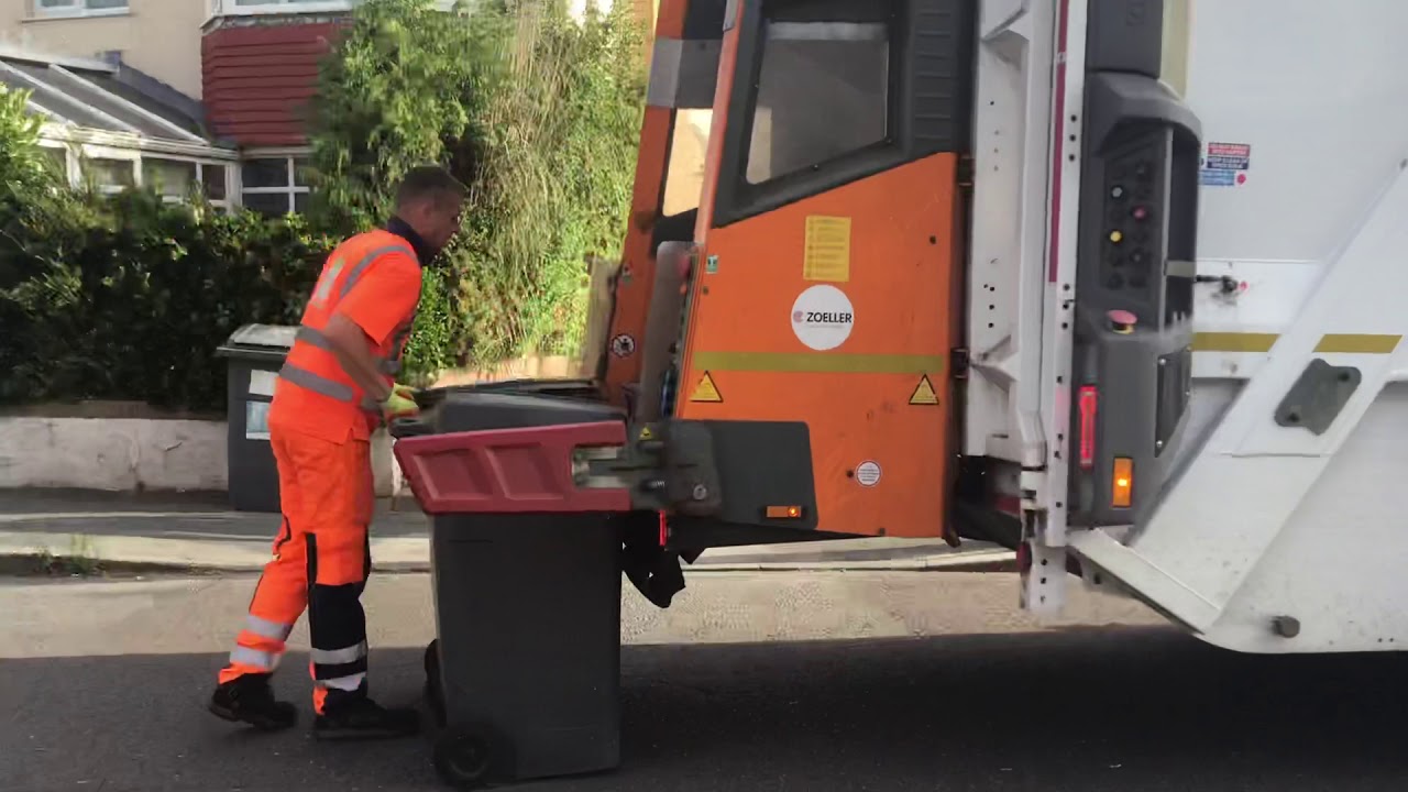 18 TONNE MERCEDES TRUCK: Recycling bin men emptying bins in Bournemouth ...