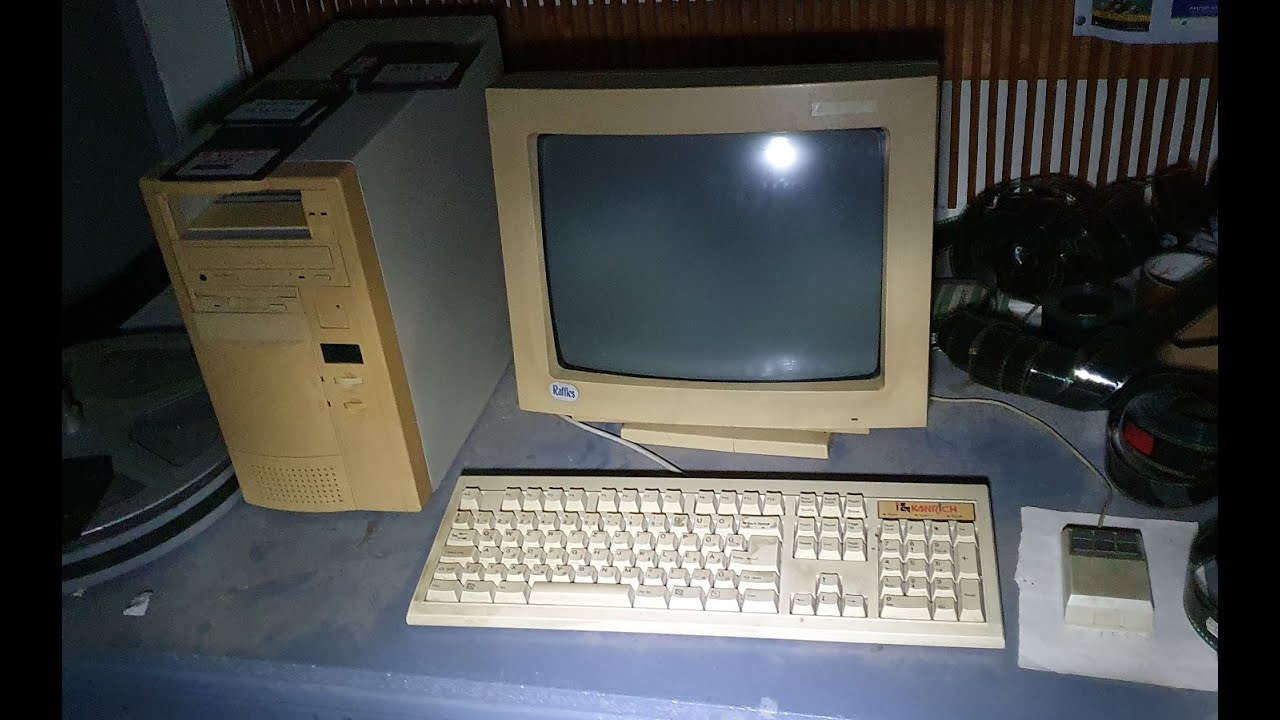 Old Windows 3.1 PC STILL WORKING in a cinema abandoned for decades ...