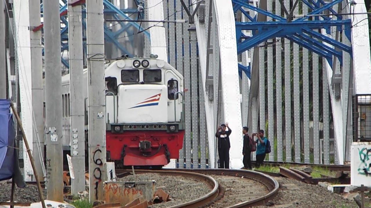 Lokomotif CC 201 47 PLB 118A Brantas - YouTube