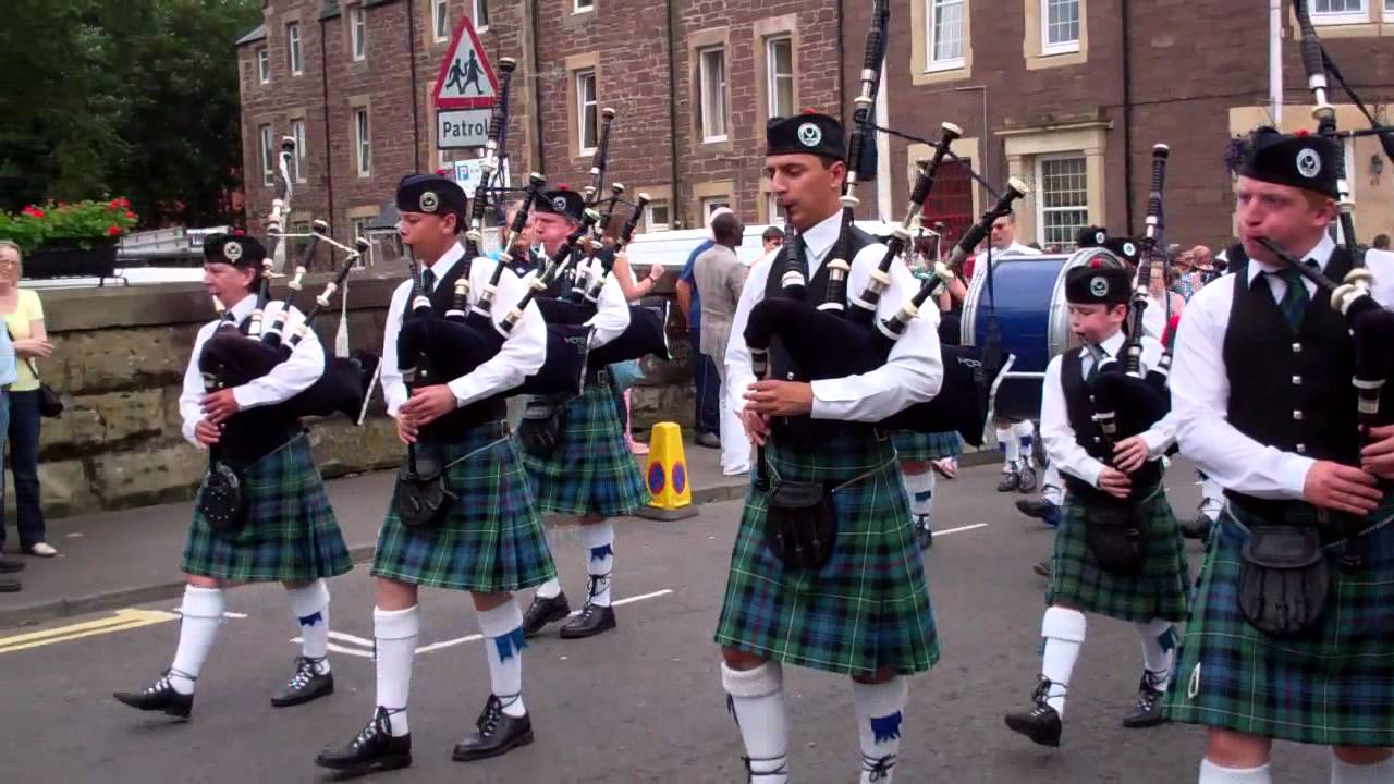 Pipe Bands Marching Highland Gathering Crieff Perthshire Scotland - YouTube