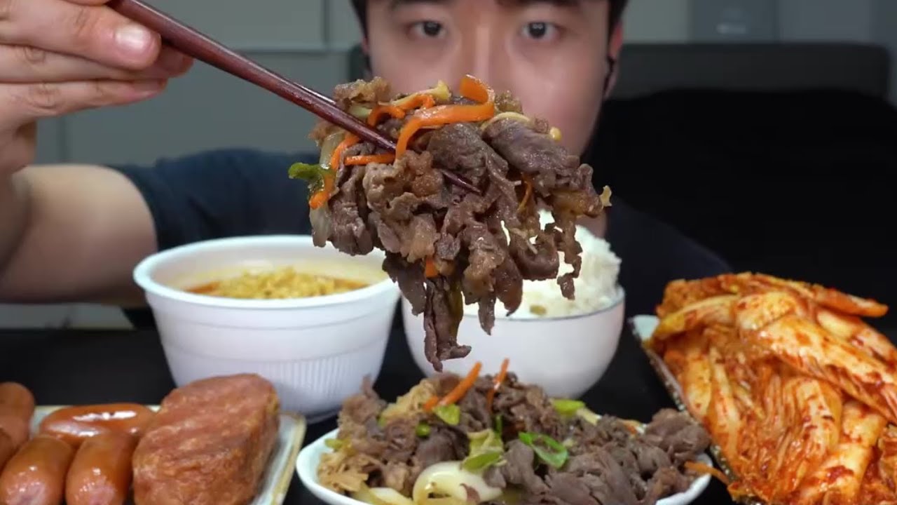 Stir-fried beef, Vienna sausage, spicy cabbage and kimchi, so delicious ...