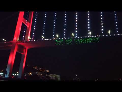 İstanbul boğazında doğum günü kutlaması