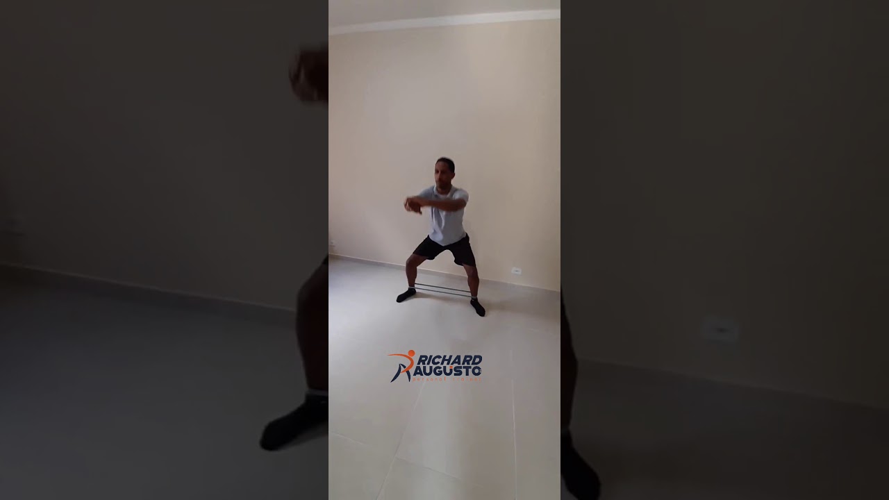 Agachamento com passada lateral usando elástico - YouTube