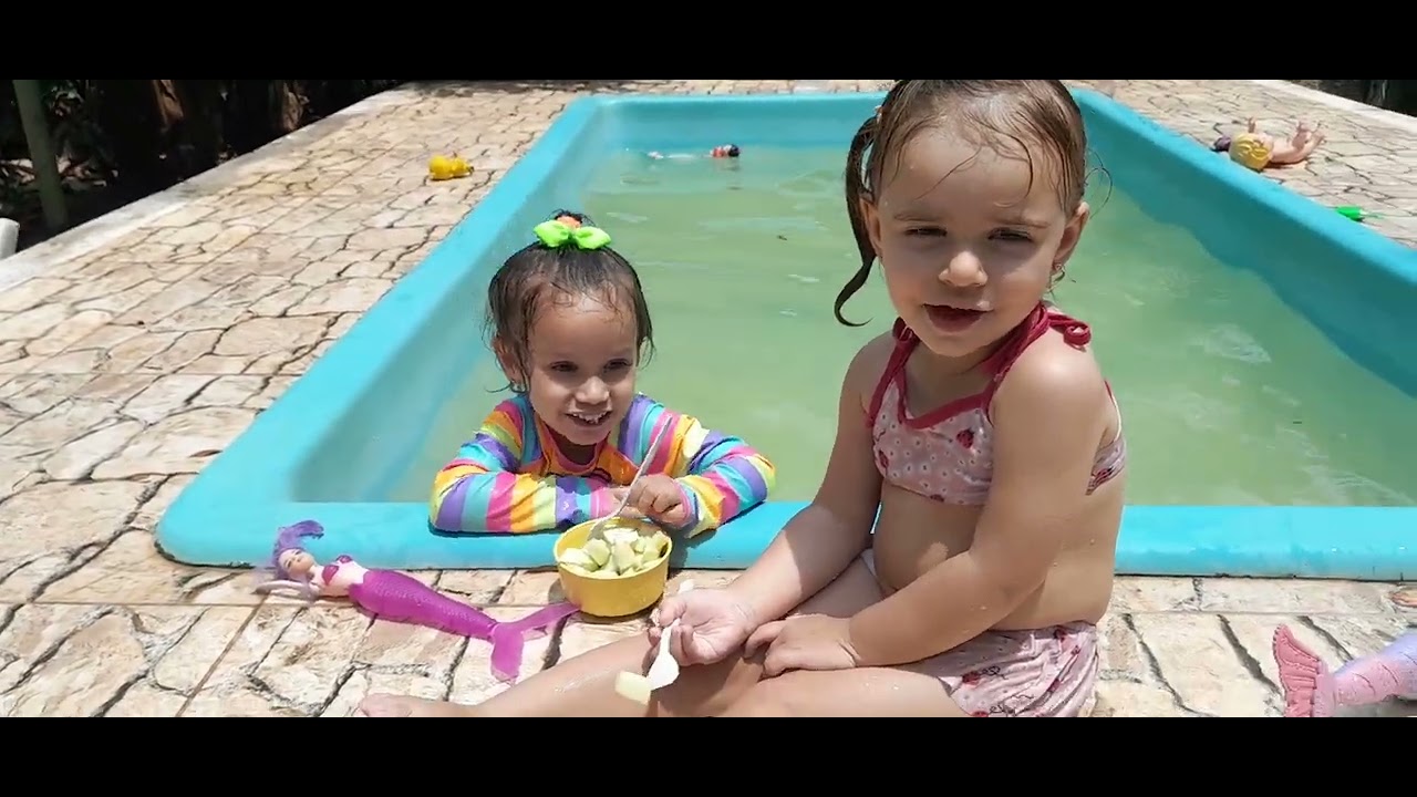 Brincando na piscina com sua priminha Valentina a Liz se diverti 🤣 🤣 🤣 ...