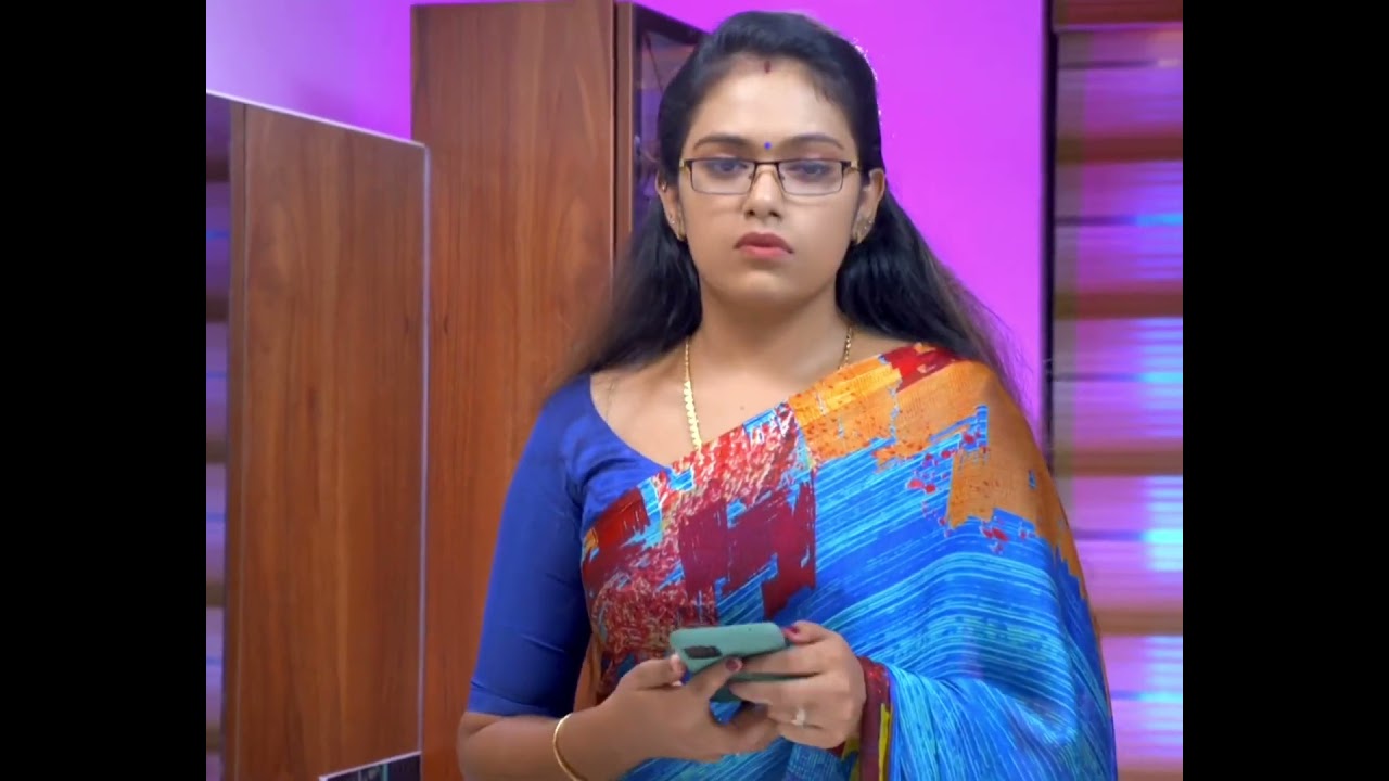 malayalam serial actress in gorgeous blue satin saree and blouse ...