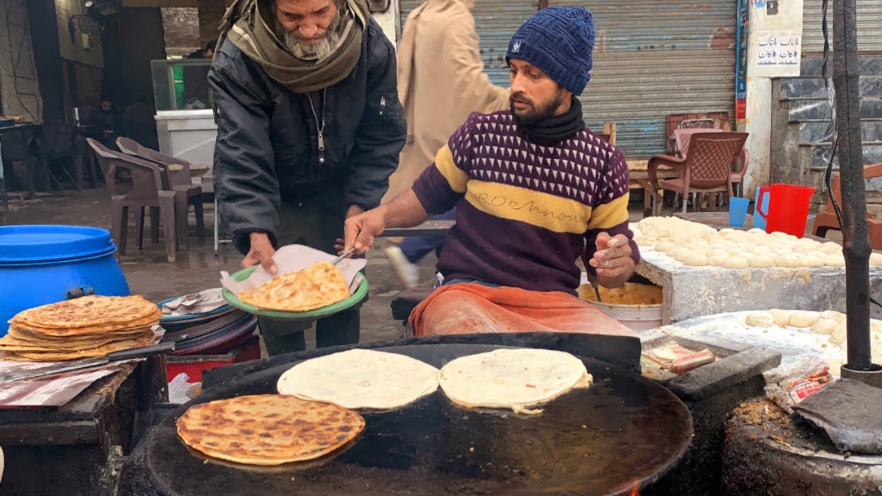 DESI BREAKFAST MAKHANI SAAG PARATHA & ALOO PARATHA ROAD SIDE | HOW TO ...