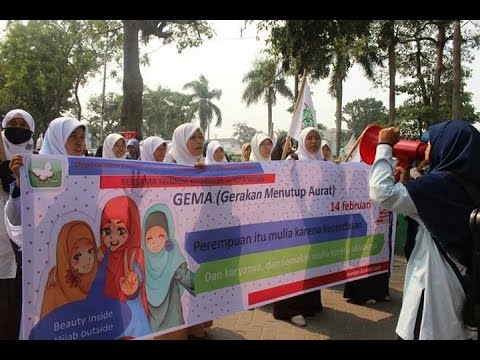 Mahasiswa Tolak Hari Valentine Dengan Cara Membagikan Jilbab