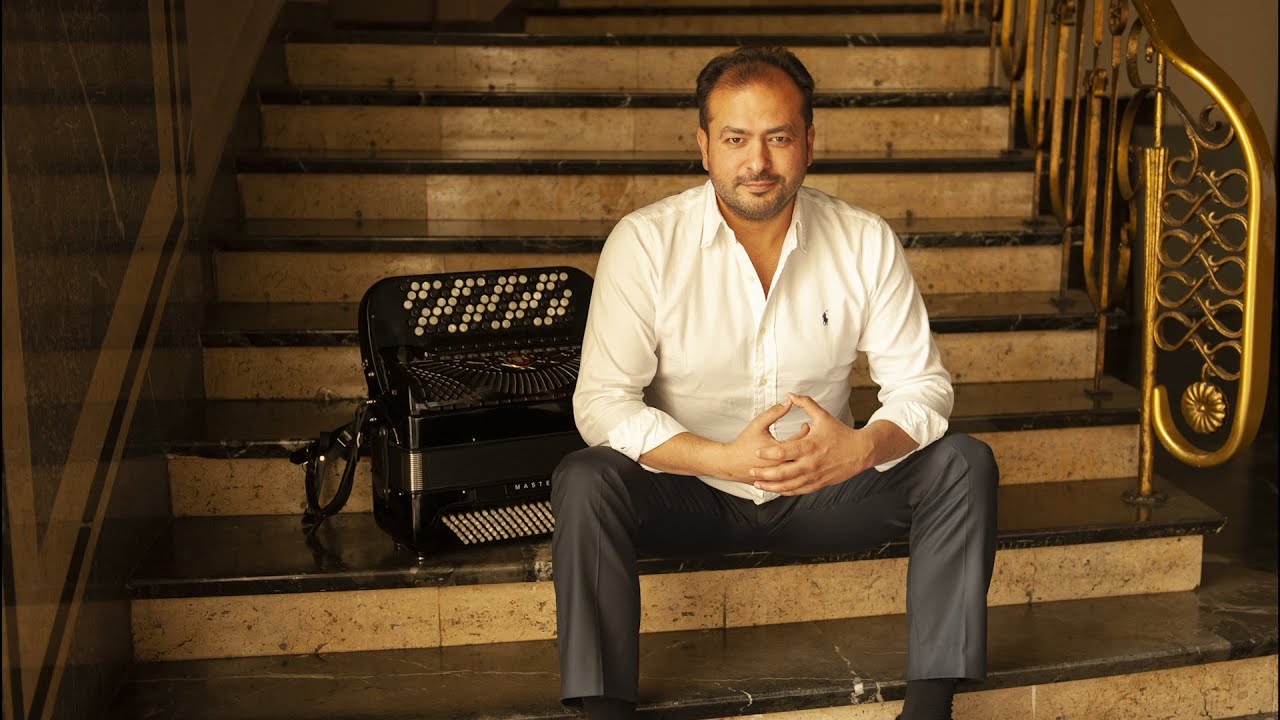 Dejan Jovanović harmonikom osvojio Evropu - YouTube