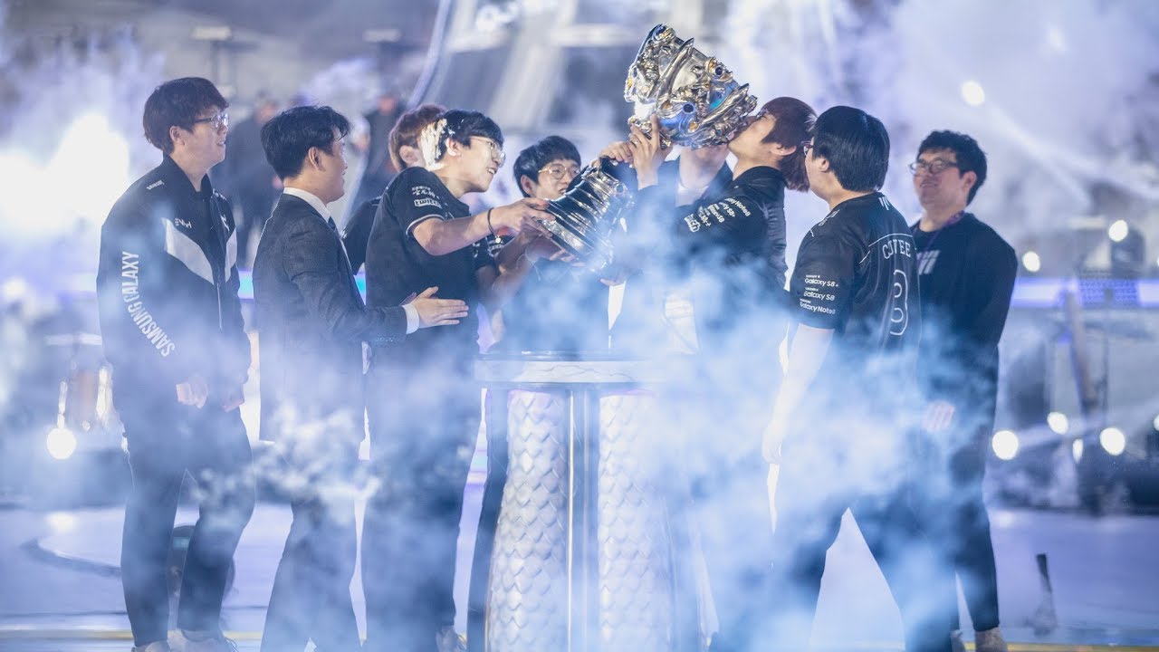 [Full] SSG raise their trophy in worlds 2017 - YouTube