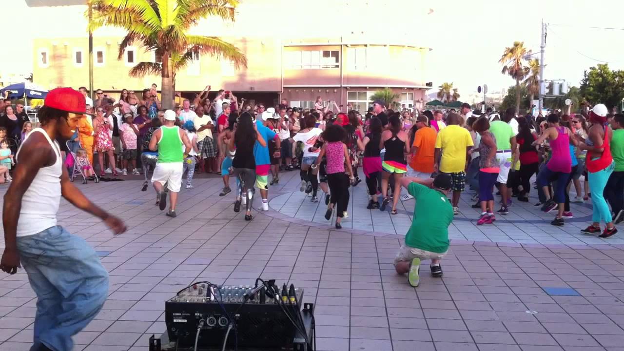OKI FLASH MOB~@~@~@~ LMFAO Party Rock Anthem at American Village ...