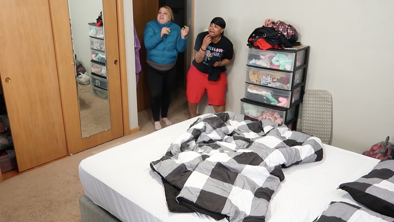 I THOUGHT I SEEN A BUG PRANK ON GIRLFRIEND!! *HILARIOUS* - YouTube
