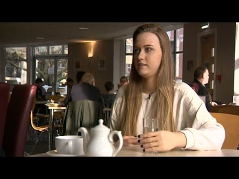 Adolescente britânica testa mão biônica controlada por app