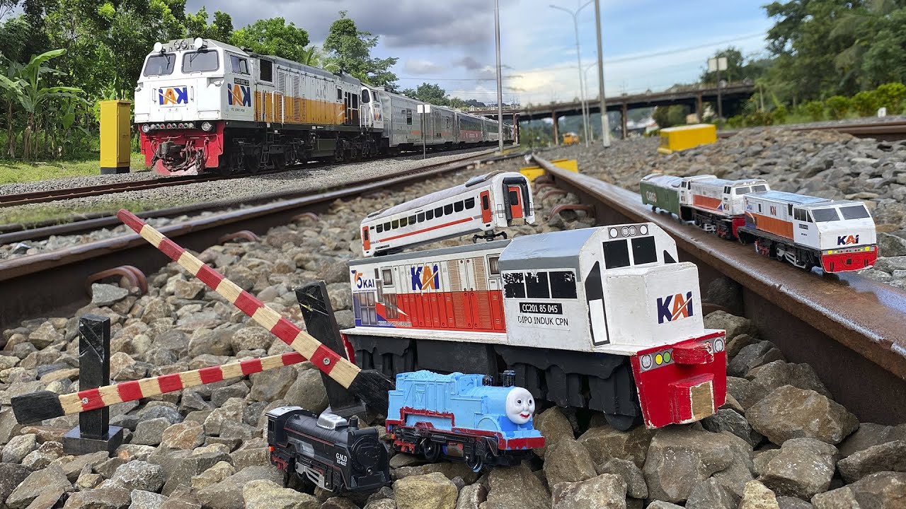 Kereta Api Kayu CC206 Cc201 Dan Cc203 Berkumpul Di Wesel - Review ...