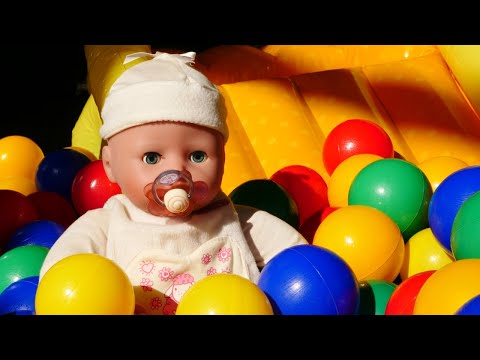 La bambola Annabelle va al parco giochi. Video per bambini in italiano