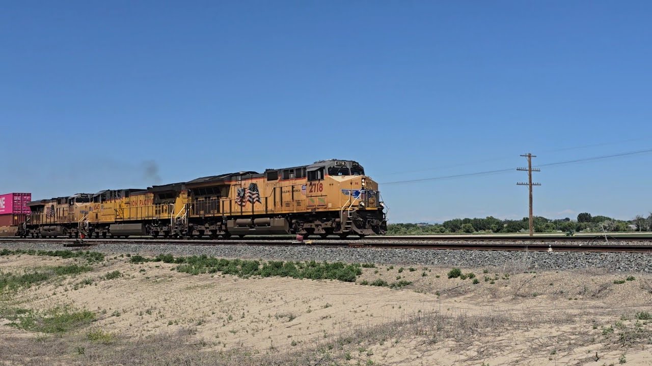 UP 2718 leading the ITAG4 - YouTube