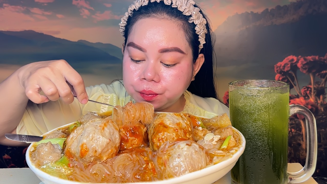 Pedasnya bakso urat isi lemak full tetelan pake soun sambal pedas cabe ...