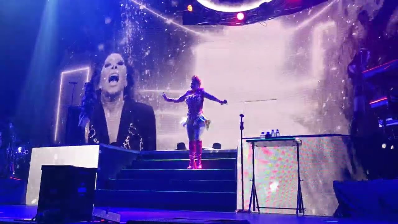 Alejandra Guzmán | Arena Monterrey | Tour Tuya 2022 - YouTube